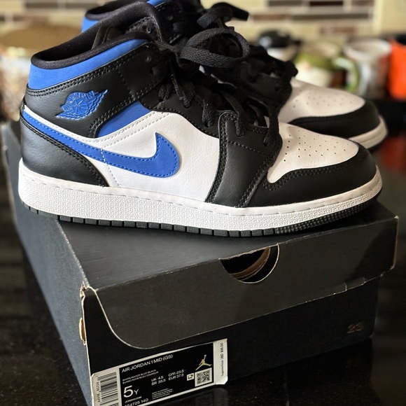 Jordan | Shoes | Air Jordans Mid Size 5 | Poshmark